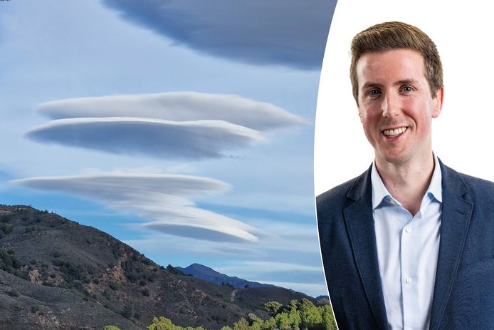 Meteoroloog spot prachtige wolken in vorm van vliegende schotels op ...