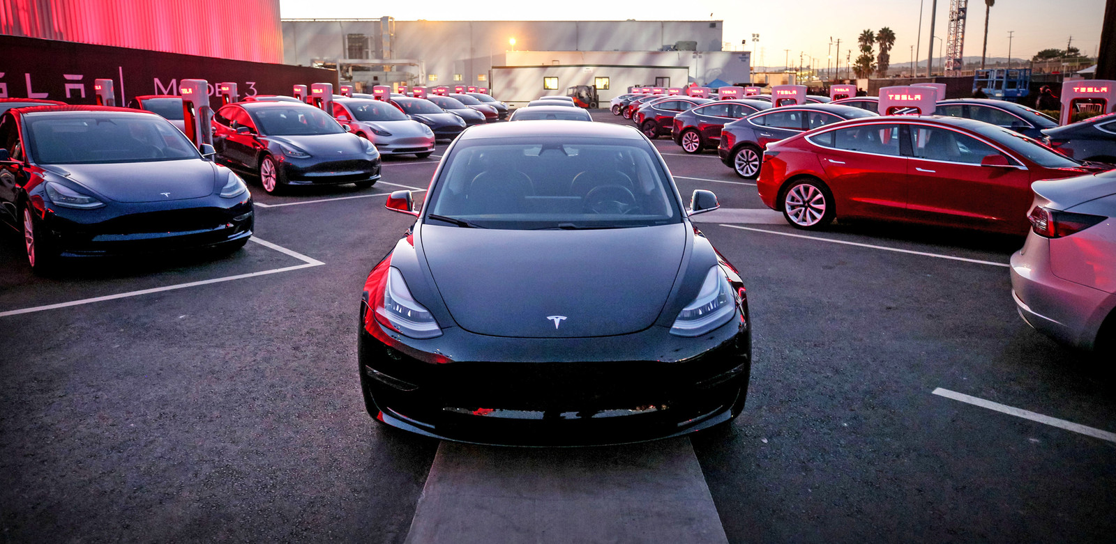 Eerste Tesla's voor 'de massa' aan klanten geleverd | Foto | AD.nl