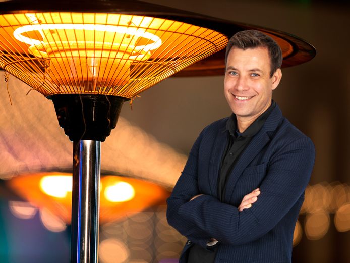 Ben ziet iets ongewoons: deuren van winkels zijn dicht, maar op terras ...