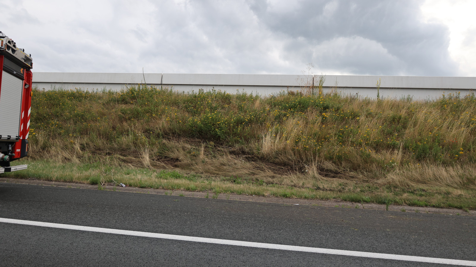 Auto belandt op zijkant in de berm op A50 bij Nistelrode, een rijbaan ...