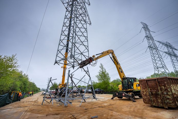TenneT sloopt bijna 40 kilometer aan oude hoogspanningslijnen in de Zak | Borsele | AD.nl