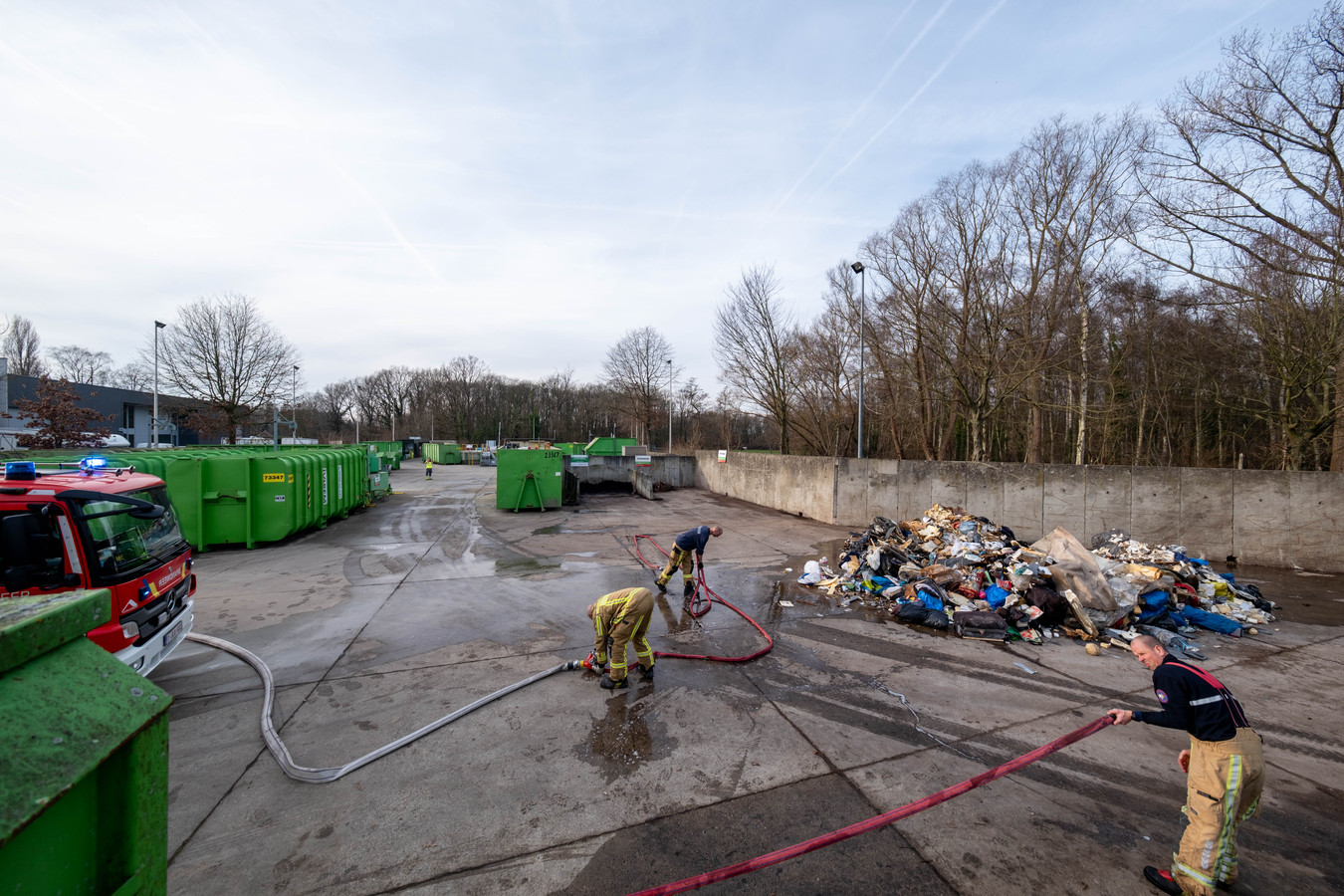 Grofvuilpers op containerpark in Bonheiden vat vuur | Foto | hln.be