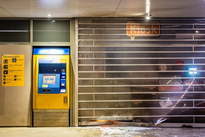 Vuurwerkexplosie bij kiosk NS-station Tilburg Universiteit | Tilburg ...