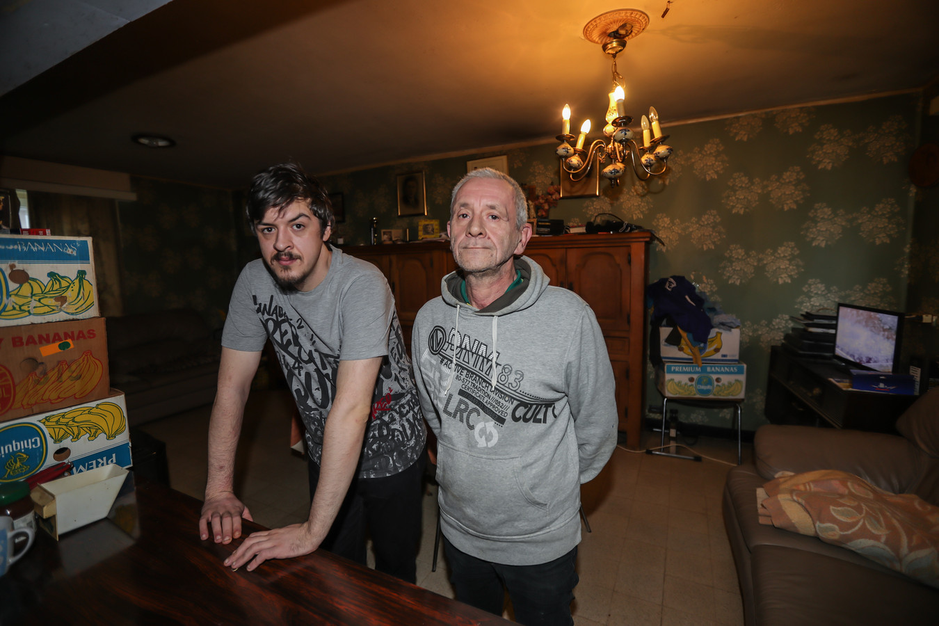 Vader Johan en zoon Kevin worden uit sociale woning gezet: “Huren op ...