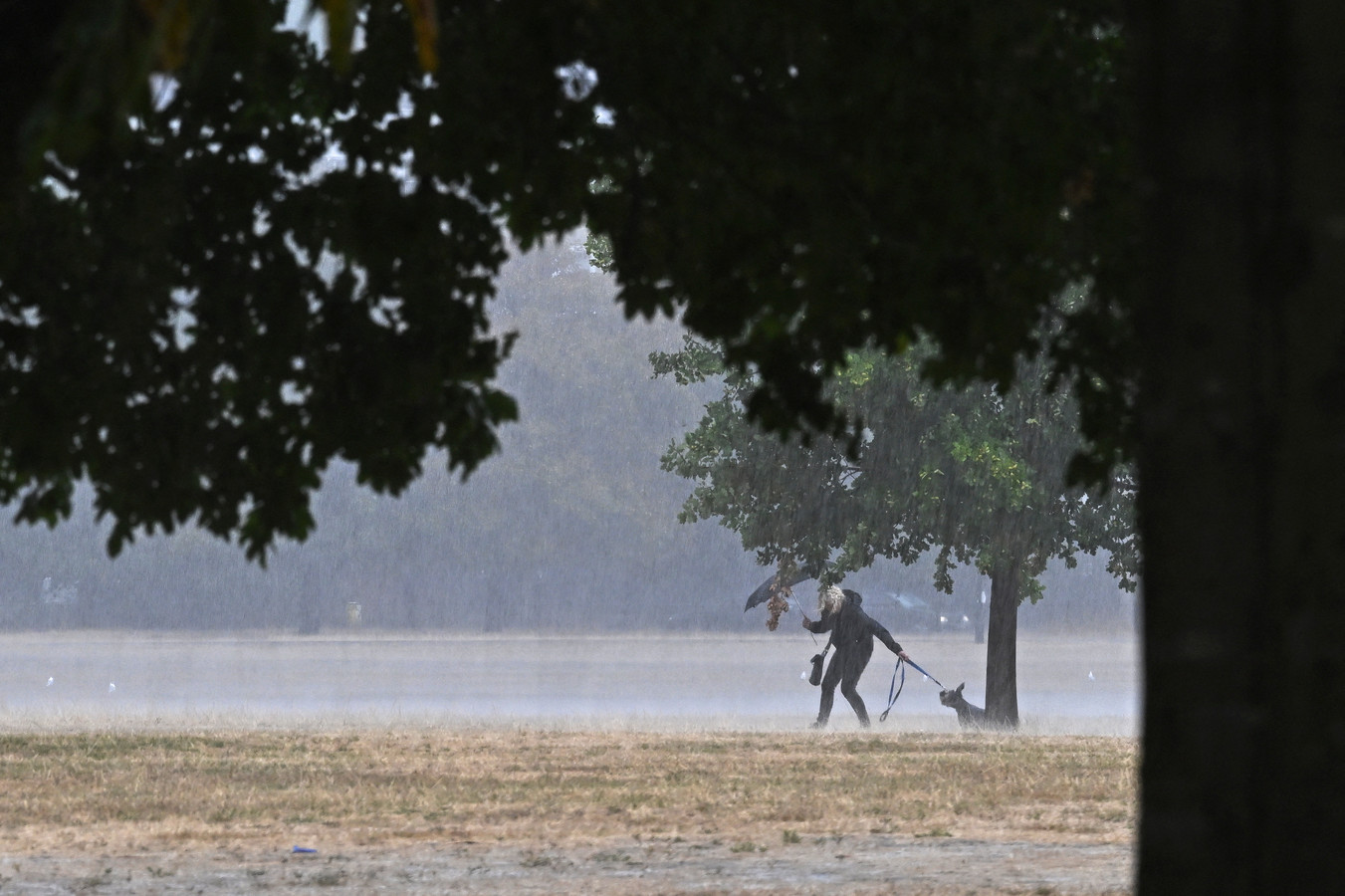 WEERBERICHT. Warm weer, maar kans op buien. Vanaf morgen weer 30 graden ...