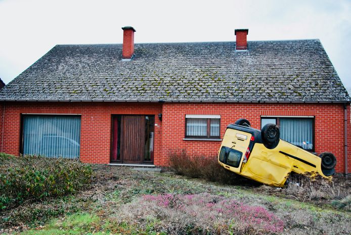 Bestuurster gaat over de kop en belandt in voortuin | Rotselaar | hln.be Bestuurster gaat over de kop en belandt in voortuin | Rotselaar | hln.be