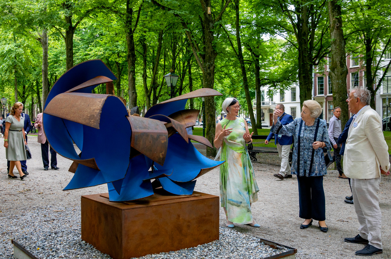 Prinses Beatrix opent openluchttentoonstelling op Lange Voorhout | Foto ...