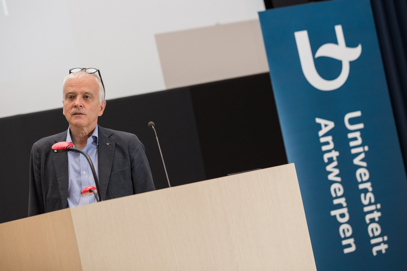 Vertrekkend decaan haalt buste van ‘vermeend pedofiel’ Peter Benoit uit ...