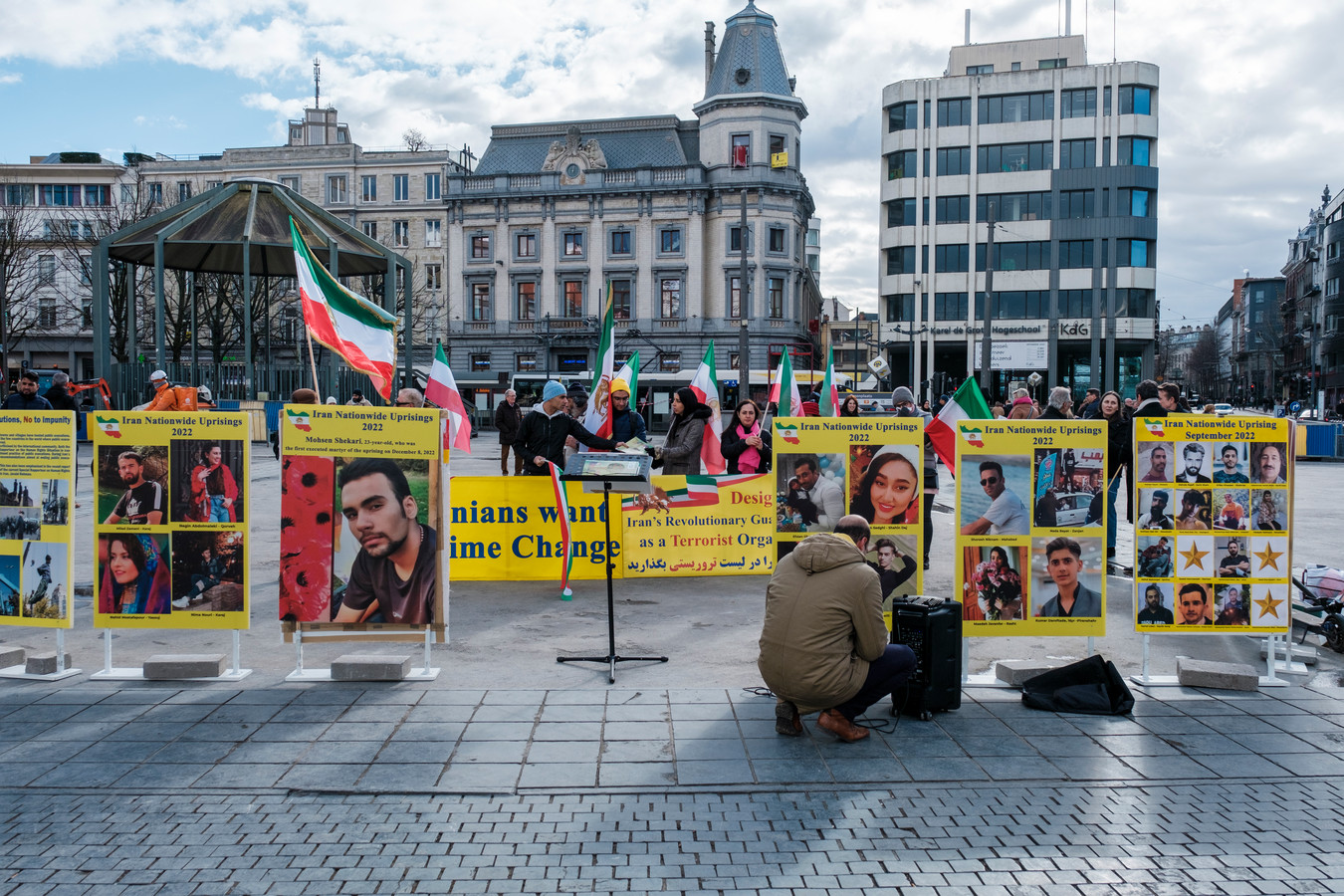 Protest op Groenplaats tegen regime in Iran: “Familieleden in Iran ...