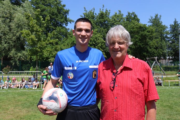 Scheidsrechter Brent Staessens tussen de lijnen op verrassingsfeest op ...