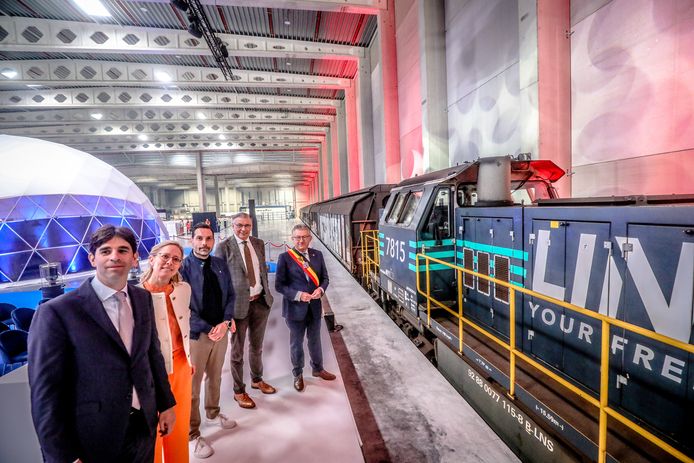 Trailer operator NDQ investeert 11 miljoen euro in nieuw magazijn met ...