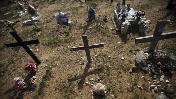 Levend begraven vrouw overleeft 10 dagen tussen 3 lijken | Bizar | hln.be