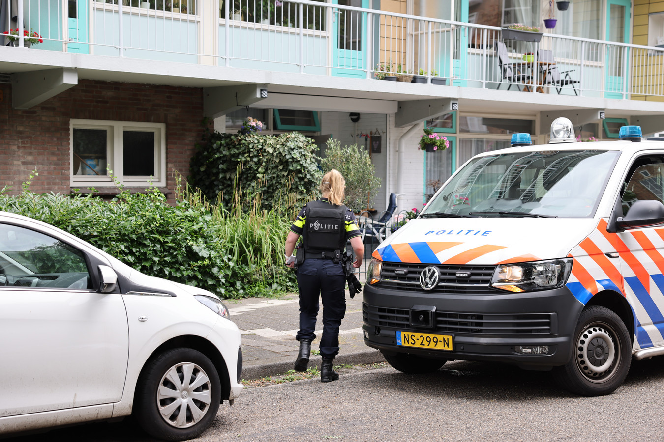 Twee gemaskerde mannen vallen woning binnen en bedreigen bewoner met ...