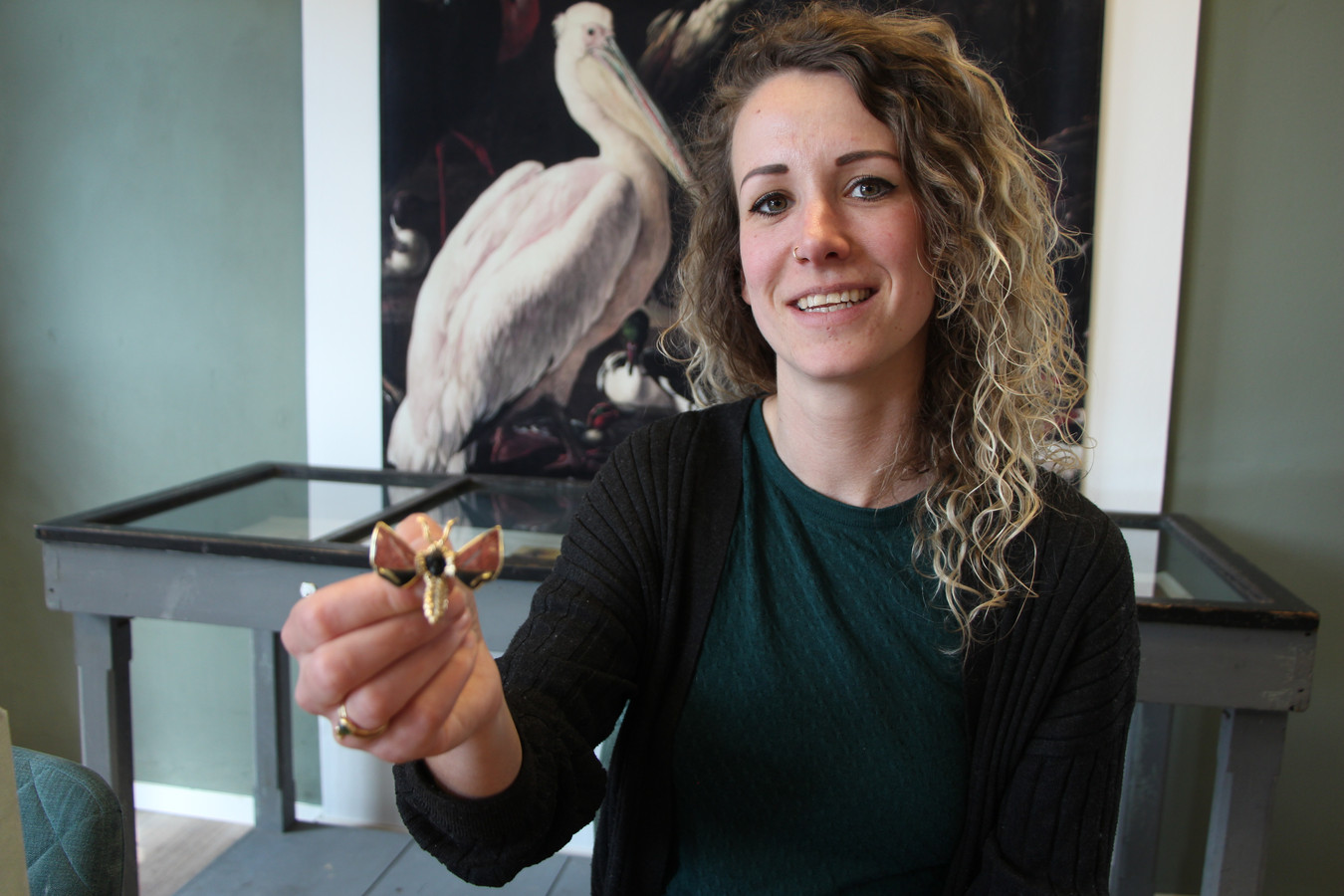 Voor goudsmid Manon is doodshoofdvlinder geen teken van onheil, maar ...