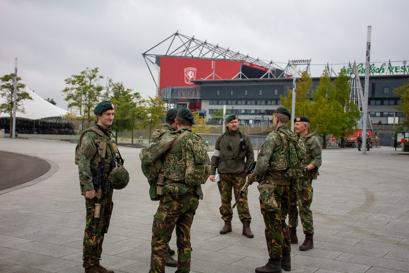 Zwaarbewapende militairen beveiligen Defensiecomplex in Enschede: ‘Een ...