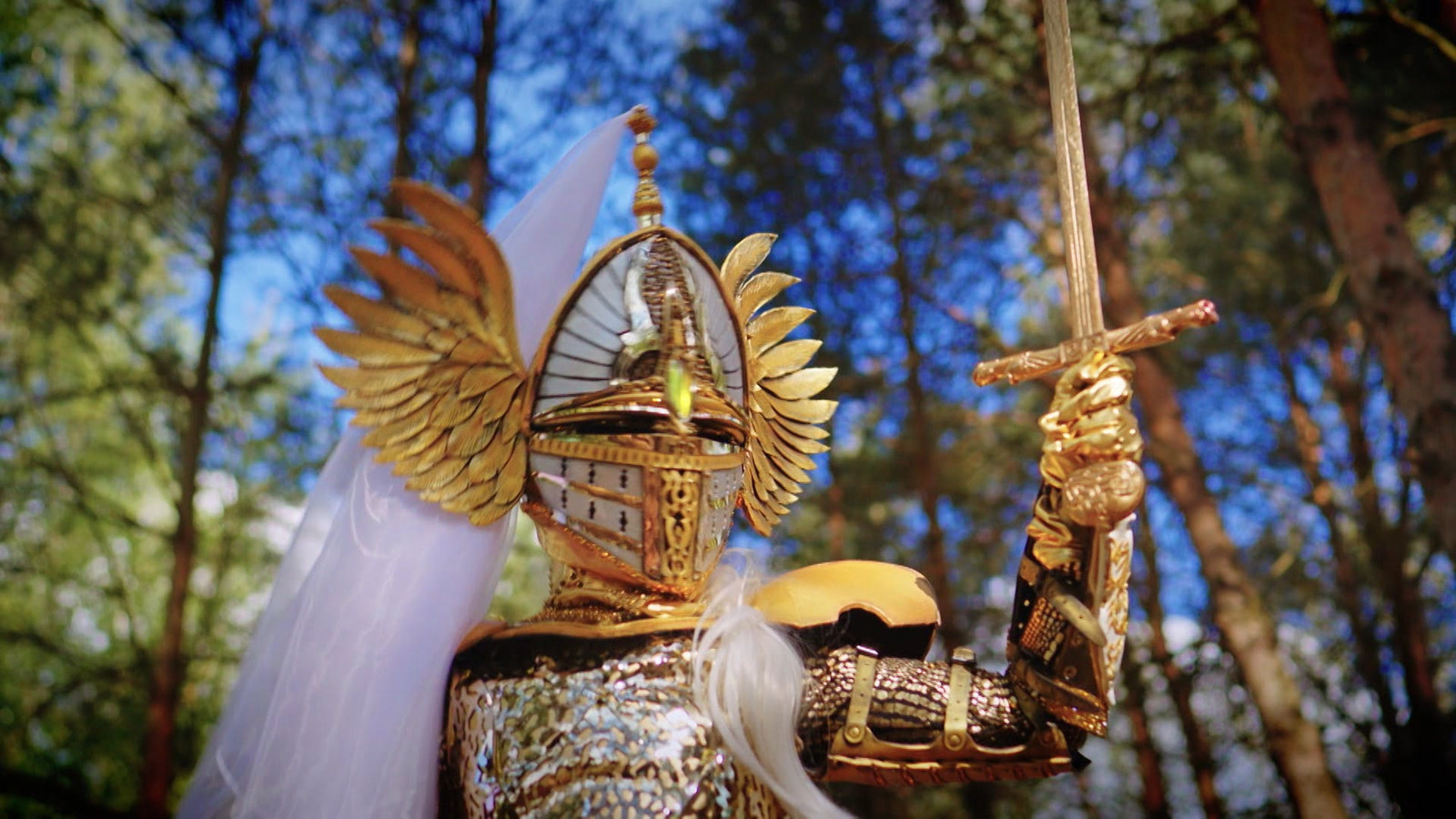 Wie verschuilt er zich achter de stoere Ridder uit ‘The Masked Singer ...