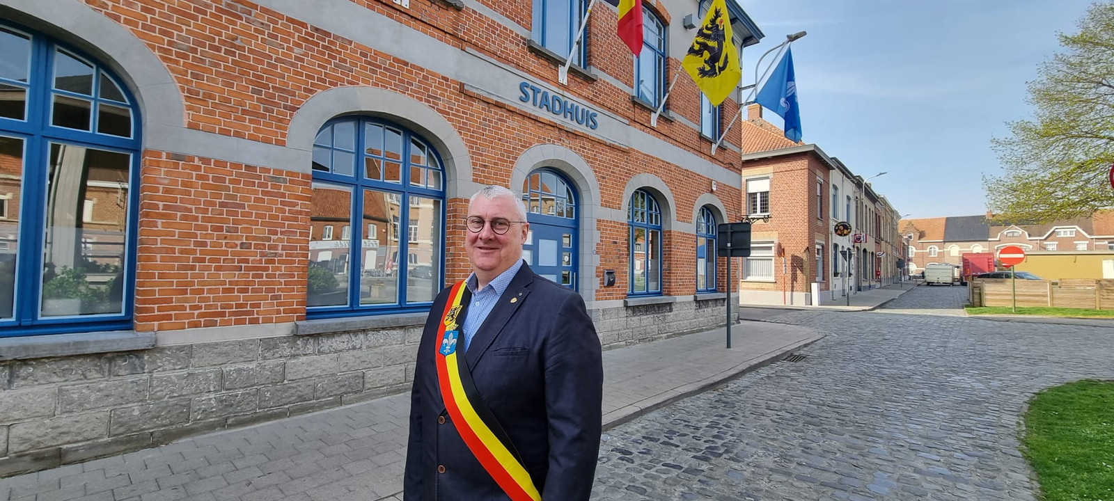 Sandy Evrard (53) al 20 jaar burgemeester van de kleinste stad van ...