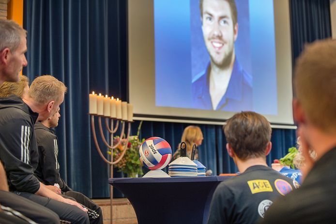 Zutphense school herdenkt in de gymzaal hun verongelukte sportdocent ...
