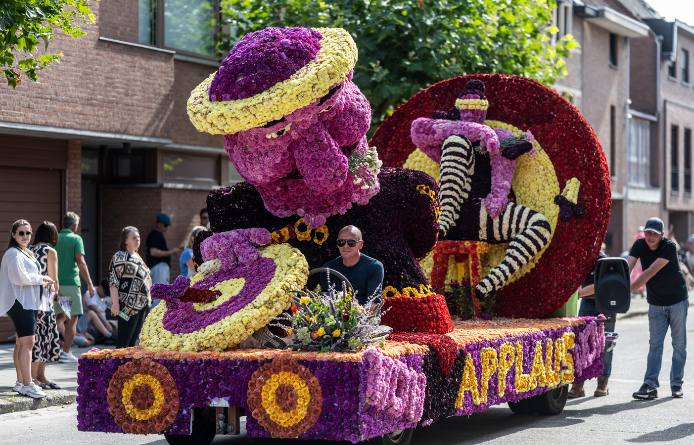 Corsogroep Otterstraat kaapt eerste prijs bloemencorso weg | Foto | hln.be Corsogroep Otterstraat kaapt eerste prijs bloemencorso weg | Foto | hln.be