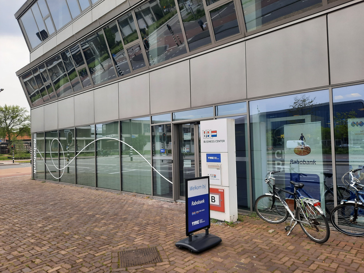 Klanten weten nieuwe locatie Rabobank Hengelo vlot te vinden | Foto ...
