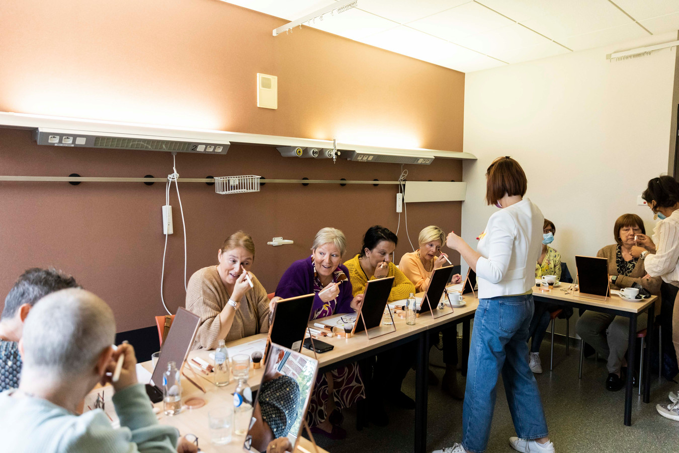 Dames worden in de watten gelegd op ‘Dag tegen Kanker’ in Sint-Trudo ...