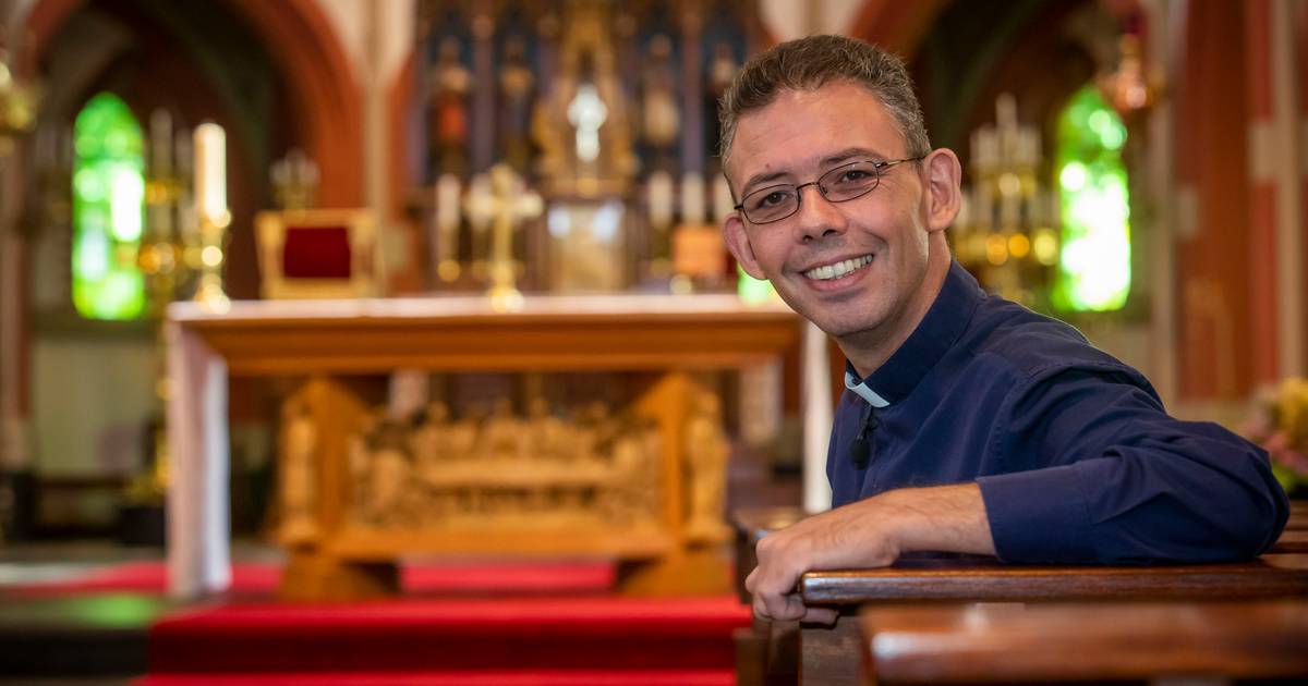 ‘Bloody hell’, dit is die nieuwe pastoor van Reusel | Kempen | ed.nl