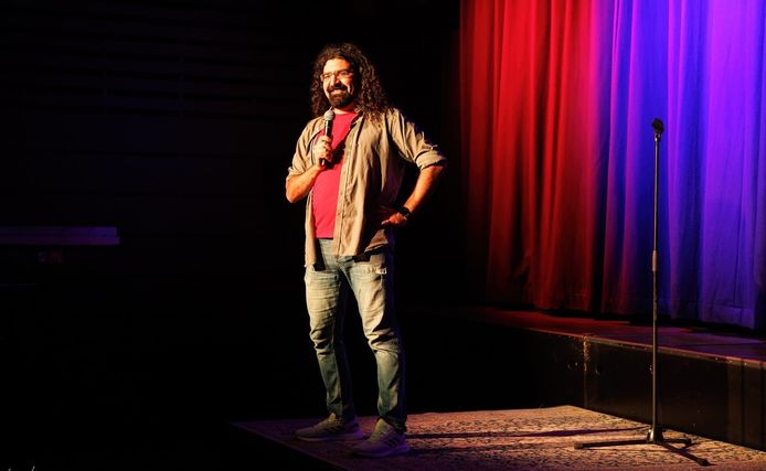 Hermes vluchtte uit Afghanistan en heeft nu succes als comedian, met ...