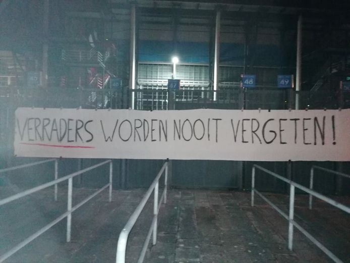 Supporters van Feyenoord protesteren met spandoeken bij de Kuip tegen ...