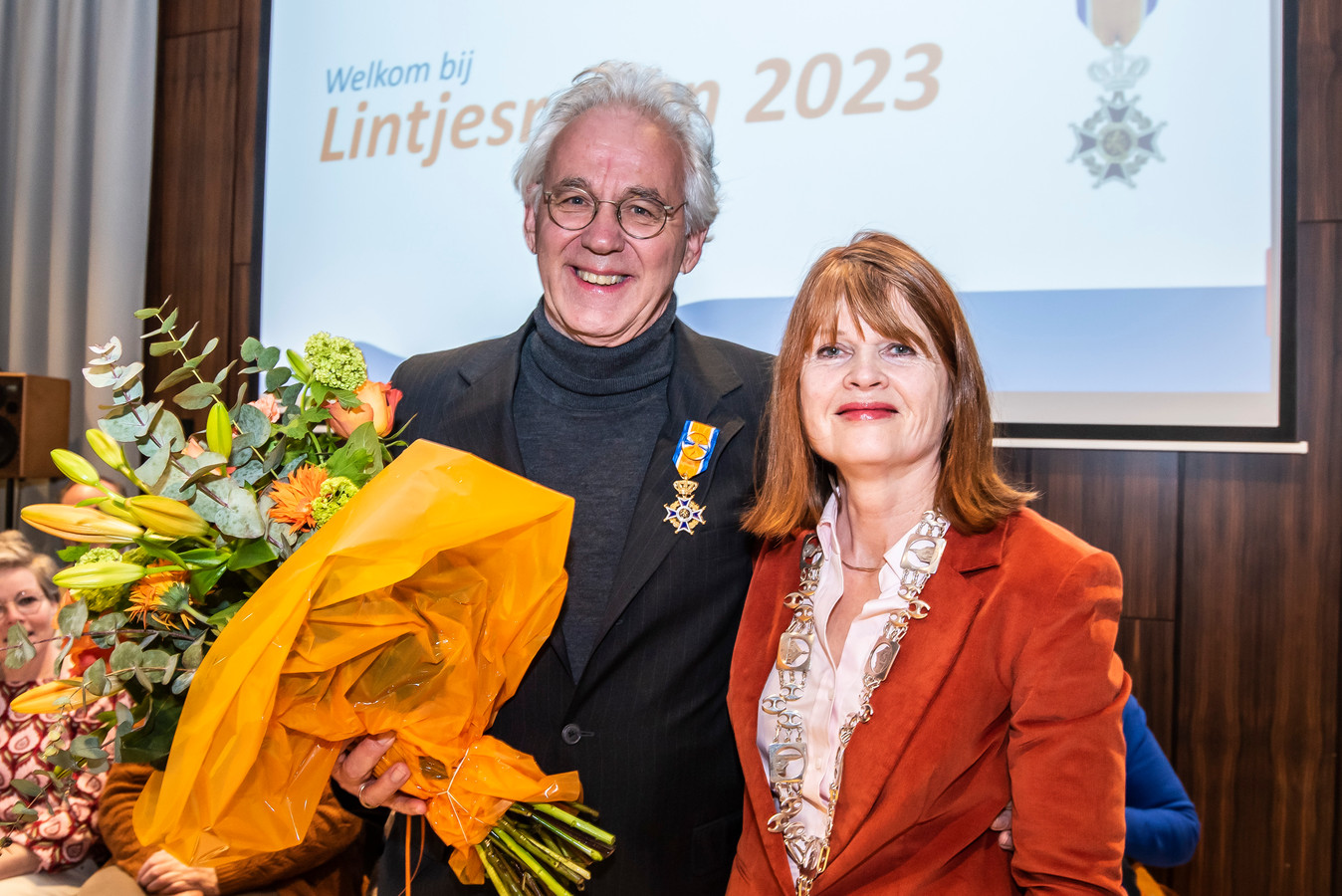 Burgemeester van Losser mag lintje uitreiken aan haar man Theo die ...
