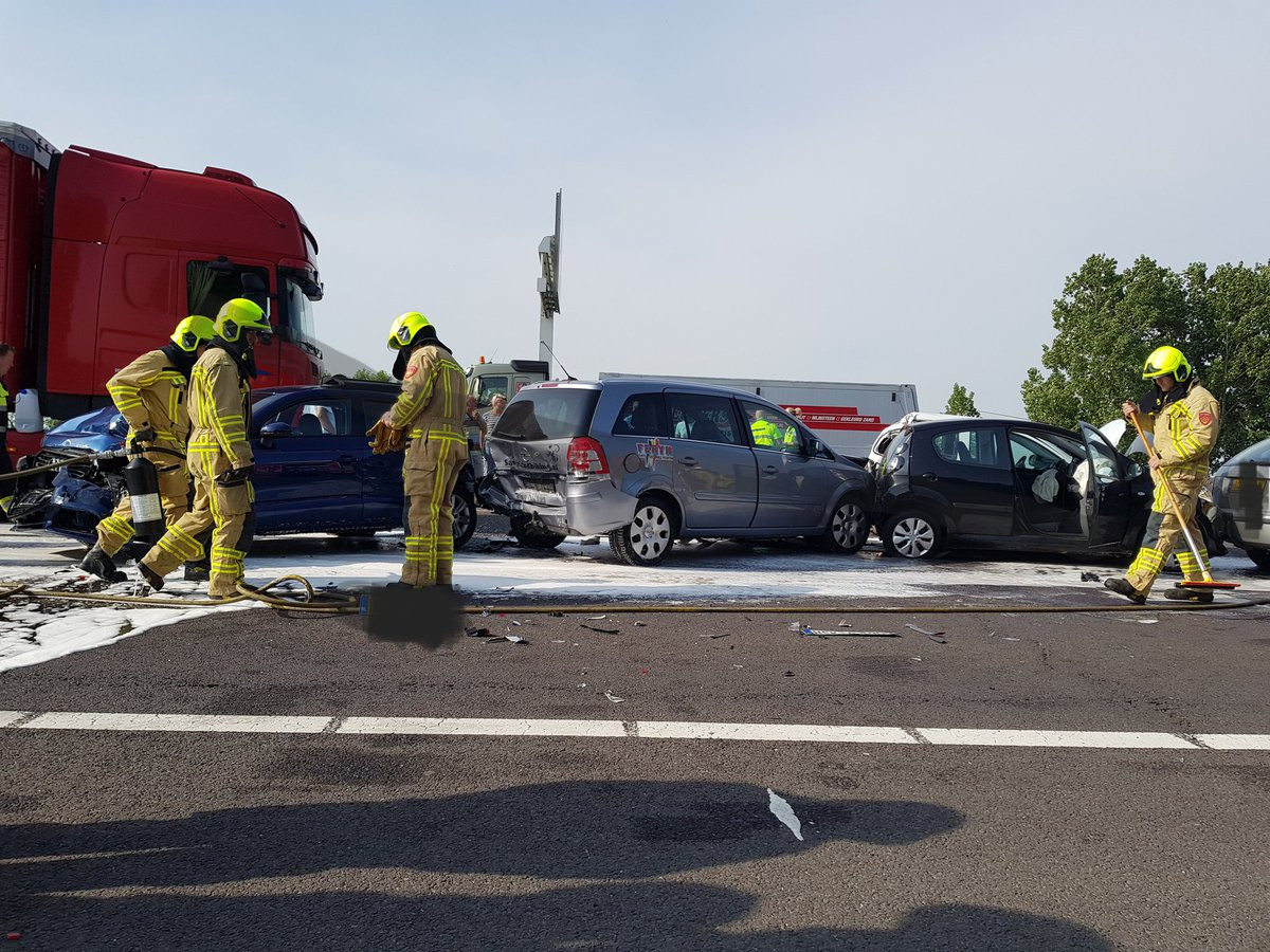 A326 weer open nadat vrachtwagen inreed op file | Foto | gelderlander.nl
