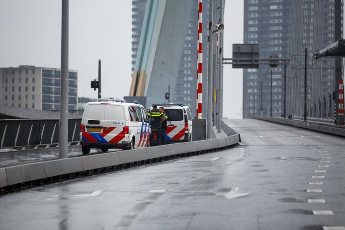 Verwarde persoon van Erasmusbrug gehaald | Rotterdam | AD.nl