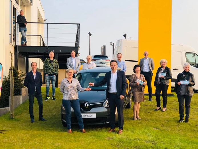 Martine van Ruyskensvelde wint auto van vzw Zottegem Winkelcentrum ...