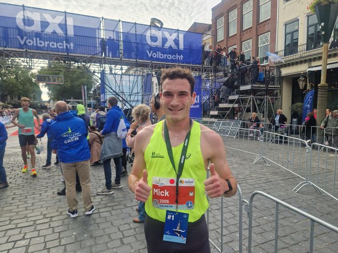 Van jong tot oud en van sportief tot gewoon voor de lol: eerste lopers Singelloop over de finish ...