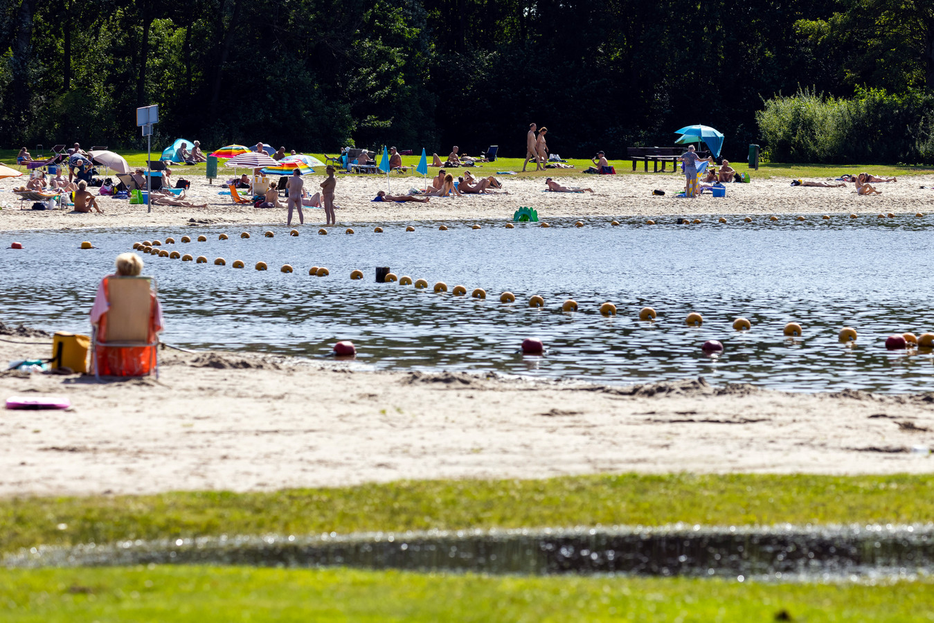 Een bezoekje aan het beste naaktstrand van Nederland waar je niet moet ...