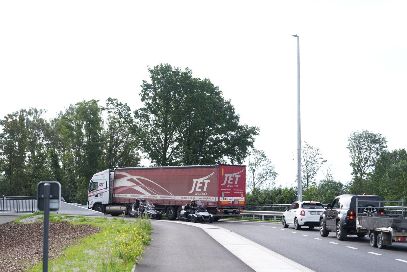 Nieuwe brug over E40 in Drongen kostte 8 miljoen euro, maar ... Nieuwe brug over E40 in Drongen kostte 8 miljoen euro, maar ...