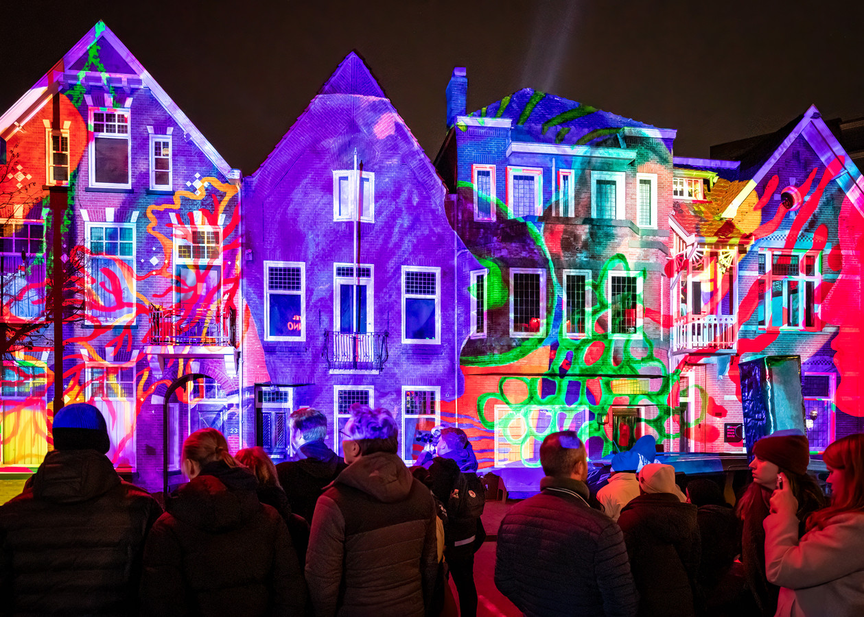 Gemis van grote projecties komt Glow op veel kritiek te staan: ‘De ...