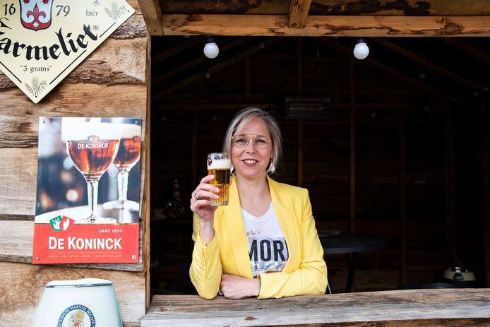 Boer Frits drinkt zijn eerste pintje op het zomerterras van Café De ...