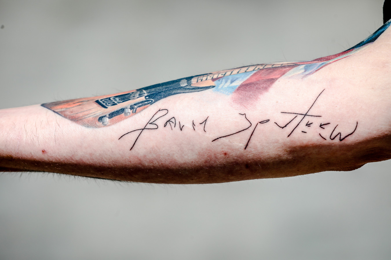Bruce ‘The Boss’ Springsteen zet zijn naam op arm van fan Ralph, die ...