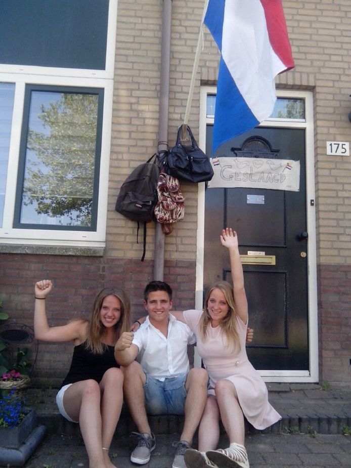 Geslaagde scholieren delen vreugde op sociale media | Binnenland | AD.nl