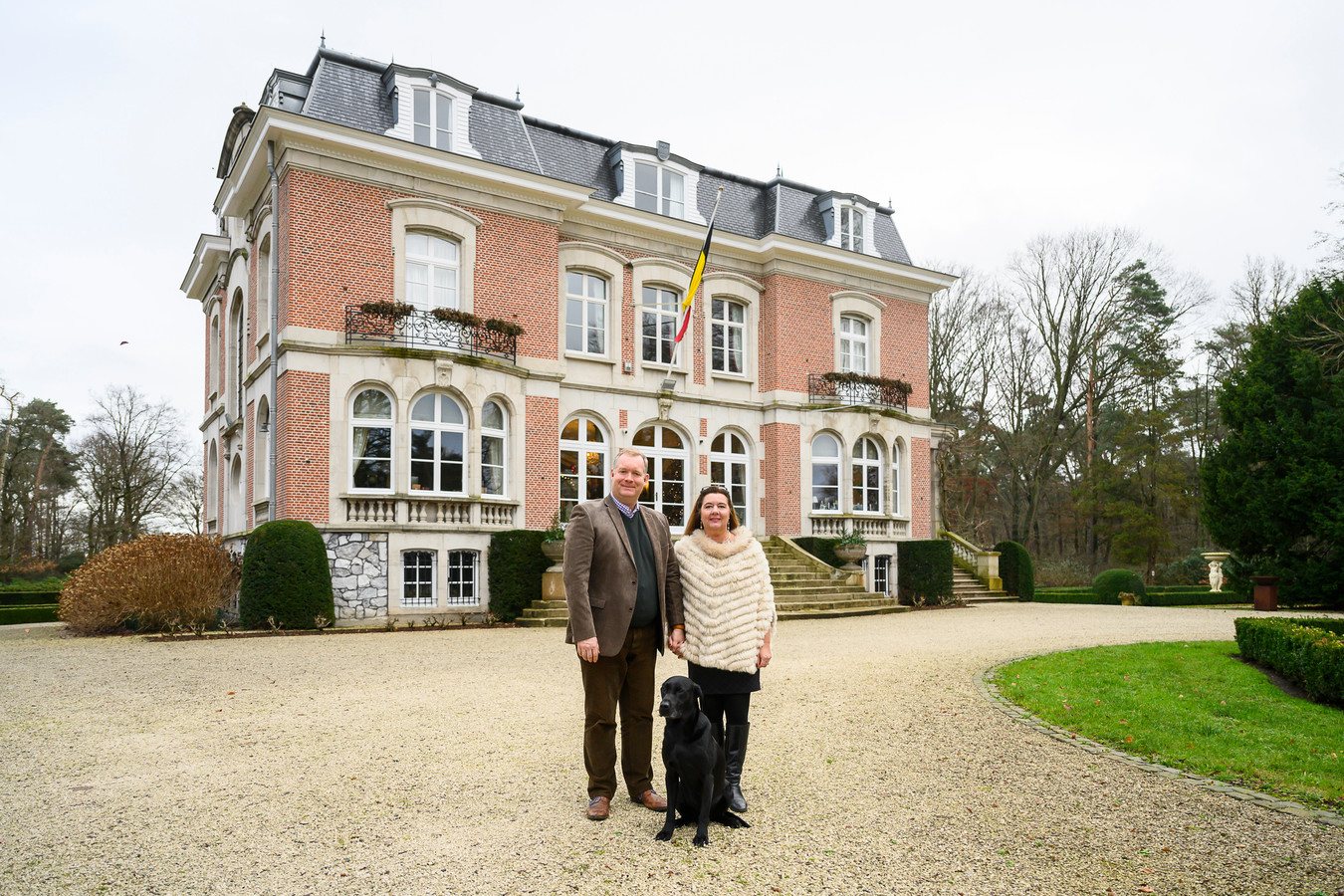 BINNENKIJKEN. In dit kasteel woont Christophe (51) al zijn hele leven ...