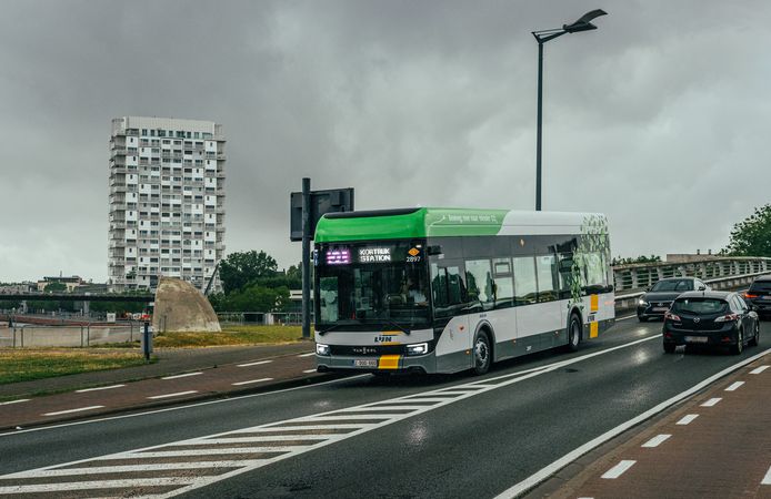 Kortrijk krijgt primeur van De Lijn: eerste van de nieuwste generatie e-bussen maakt intrede in ...