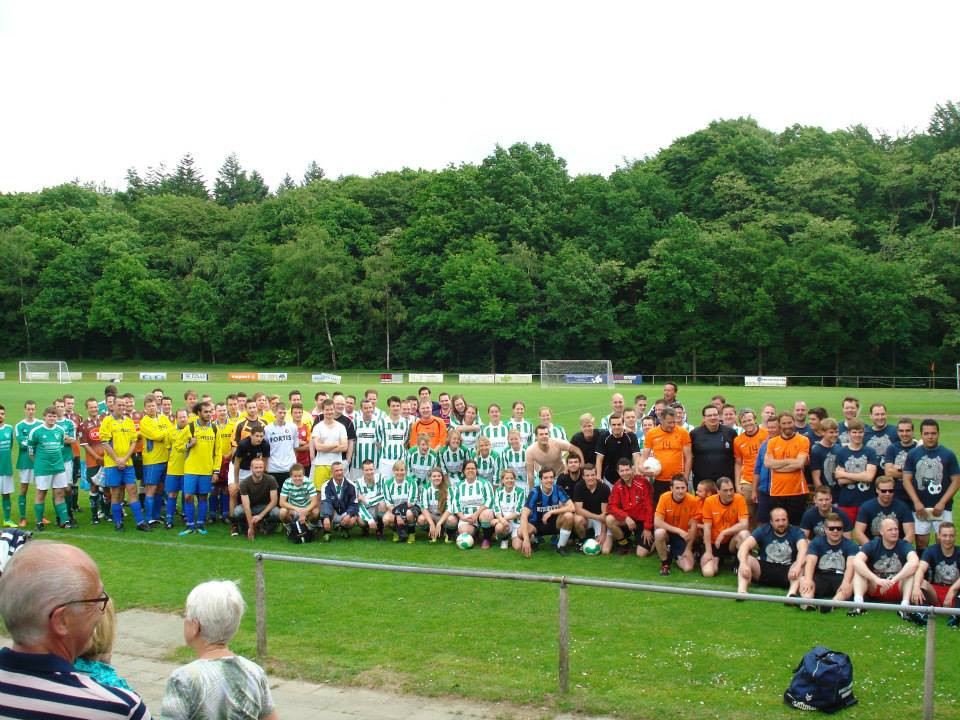 Familie en vrienden eren Michiel (32) voor 10e keer met voetbaltoernooi ...