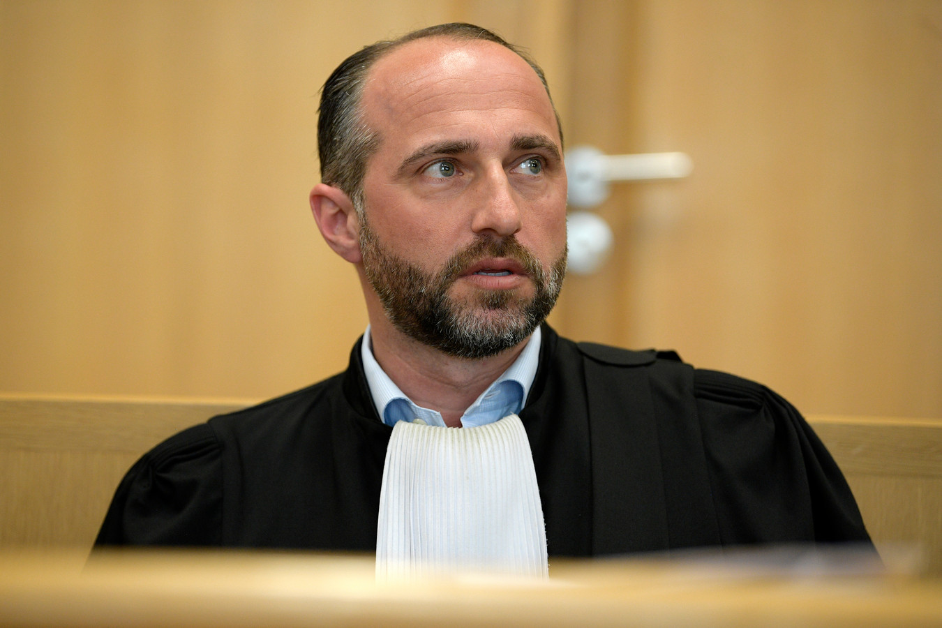 Zestiger rijdt met zijn wagen in op nieuwe vriend van zijn vrouw : “Hij ...