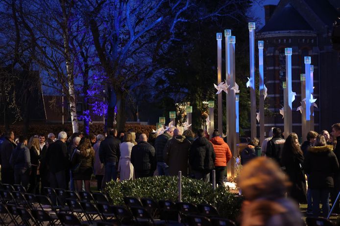Pakkend herdenkingsmoment bij basisschool ‘t Stekske voor busramp in ...