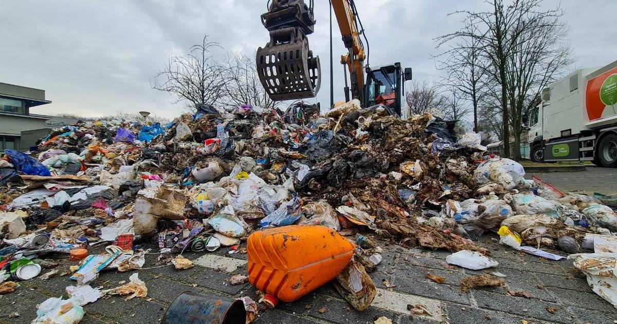 Brandende vuilniswagen dumpt lading in Enschede: acht ton vuilnis op ...