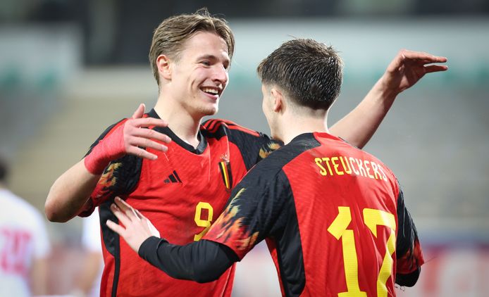 Fofana schittert, Duranville debuteert: jonge Duivels trekken met ...