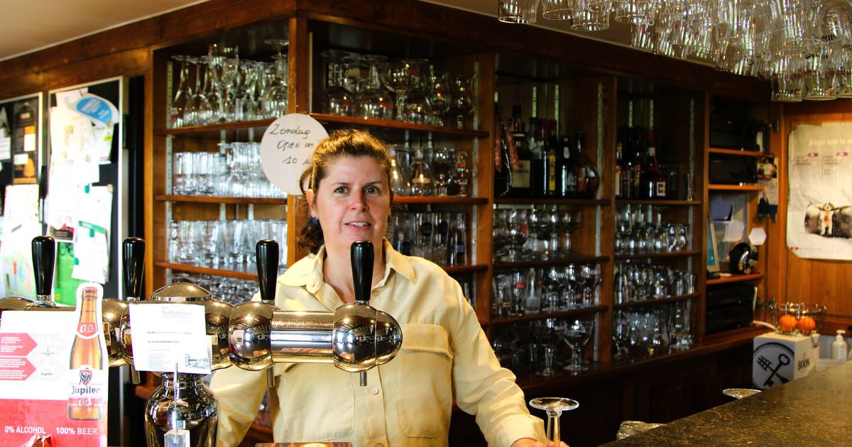 Sofie staat al 22 jaar achter de toog van café Terlindenhof: “Mensen ...