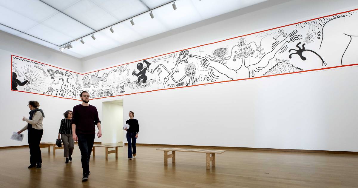 Hij hangt er weer: Keith Harings ‘vintage’ werk van 38 meter lang is ...