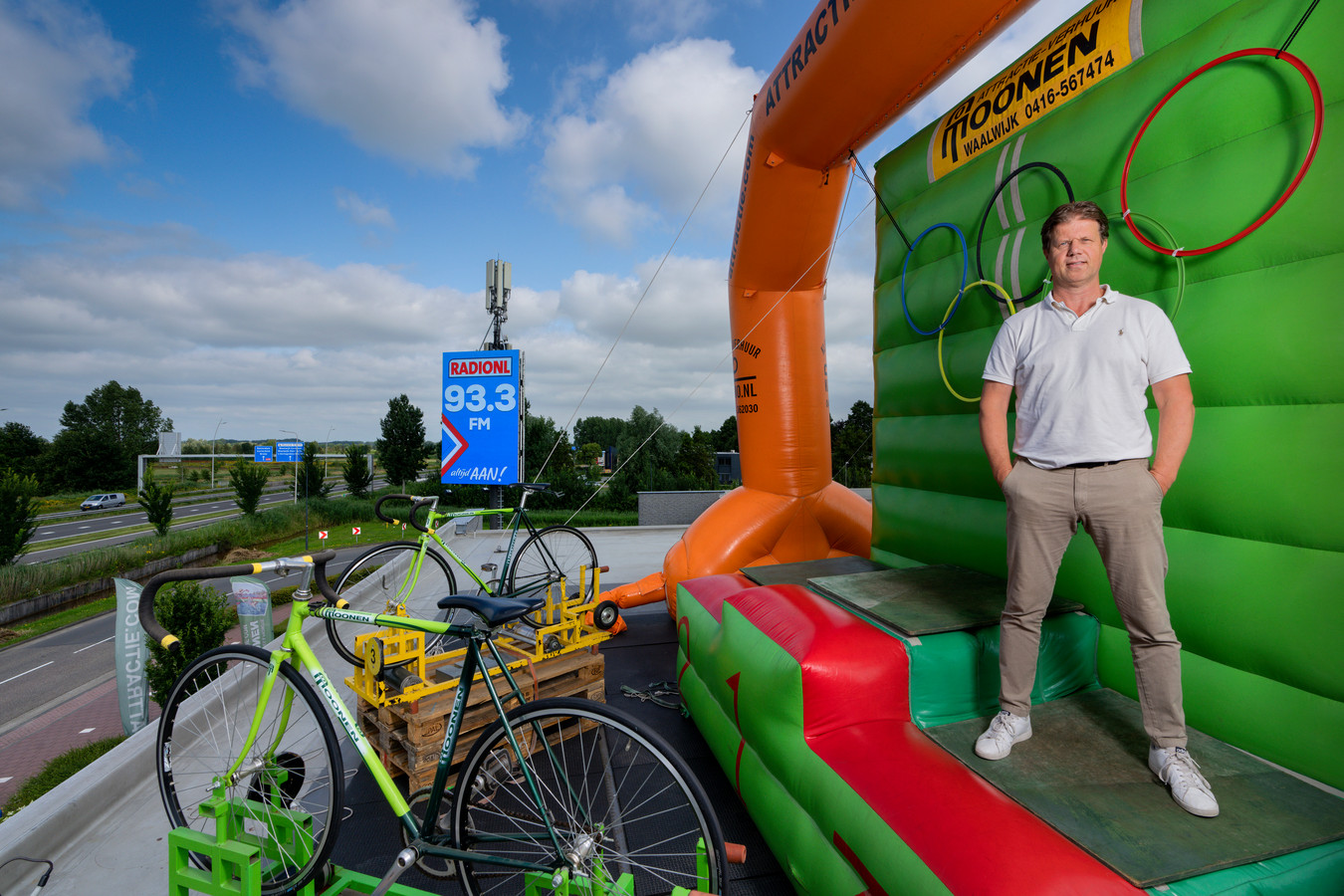 Een propvol dak als hét visitekaartje van attractieverhuurder Moonen ...