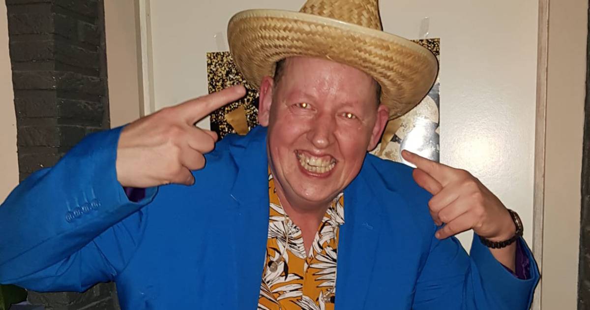 Zanger André Pronk naar de grond gewerkt tijdens optreden in Lemele ...